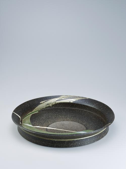 Large dish with ash glaze. (Koichiro Takeuchi) - GALLERY JAPAN ...